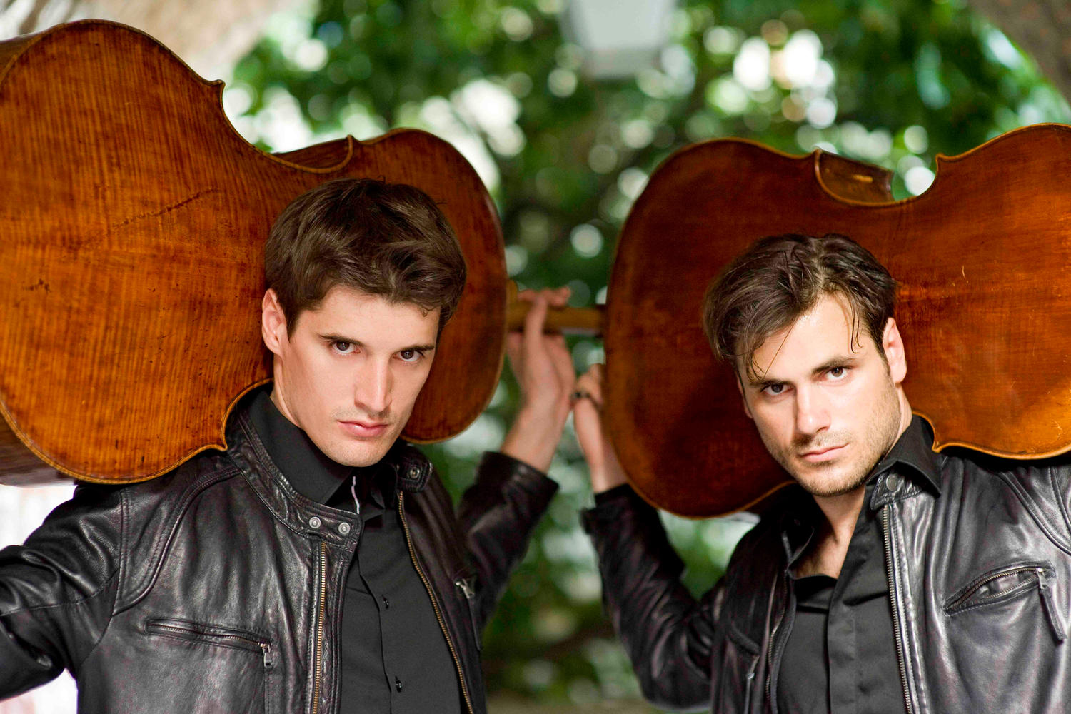2CELLOS、フジロック初出演を記念して世界初CD化ライヴ音源を含む記念盤が発売に | NME Japan