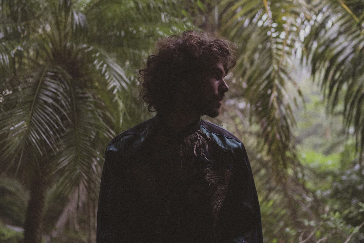 FKJ、来たる新作より新曲“Way Out”がミュージック・ビデオと共に公開 | NME Japan