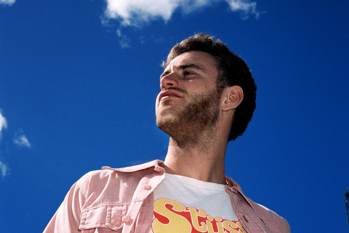 トム・ミッシュ、ニュー・シングル“Cinnamon Curls”の音源が公開 | NME Japan