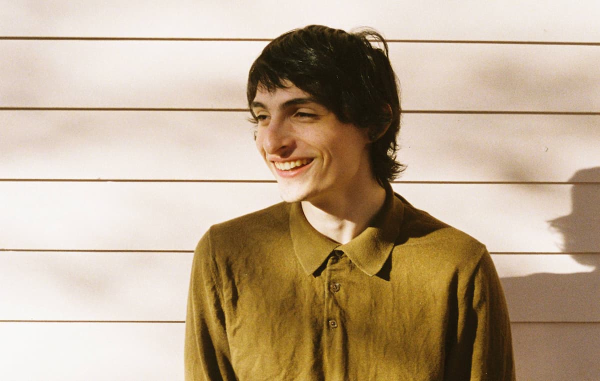 フィン・ウルフハード、ソロ・デビュー・アルバムより新曲“Choose The Latter”が公開 | NME Japan